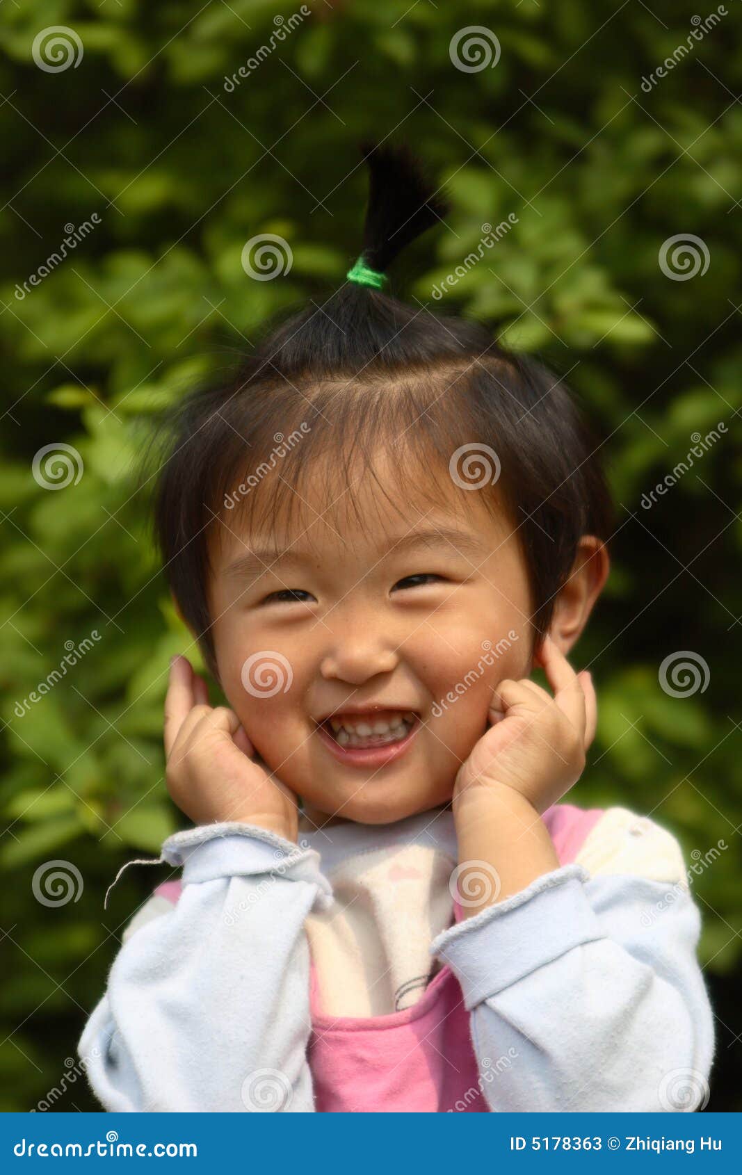 Petite Fille Chinoise Mignonne Image stock - Image du noir, main: 5178363