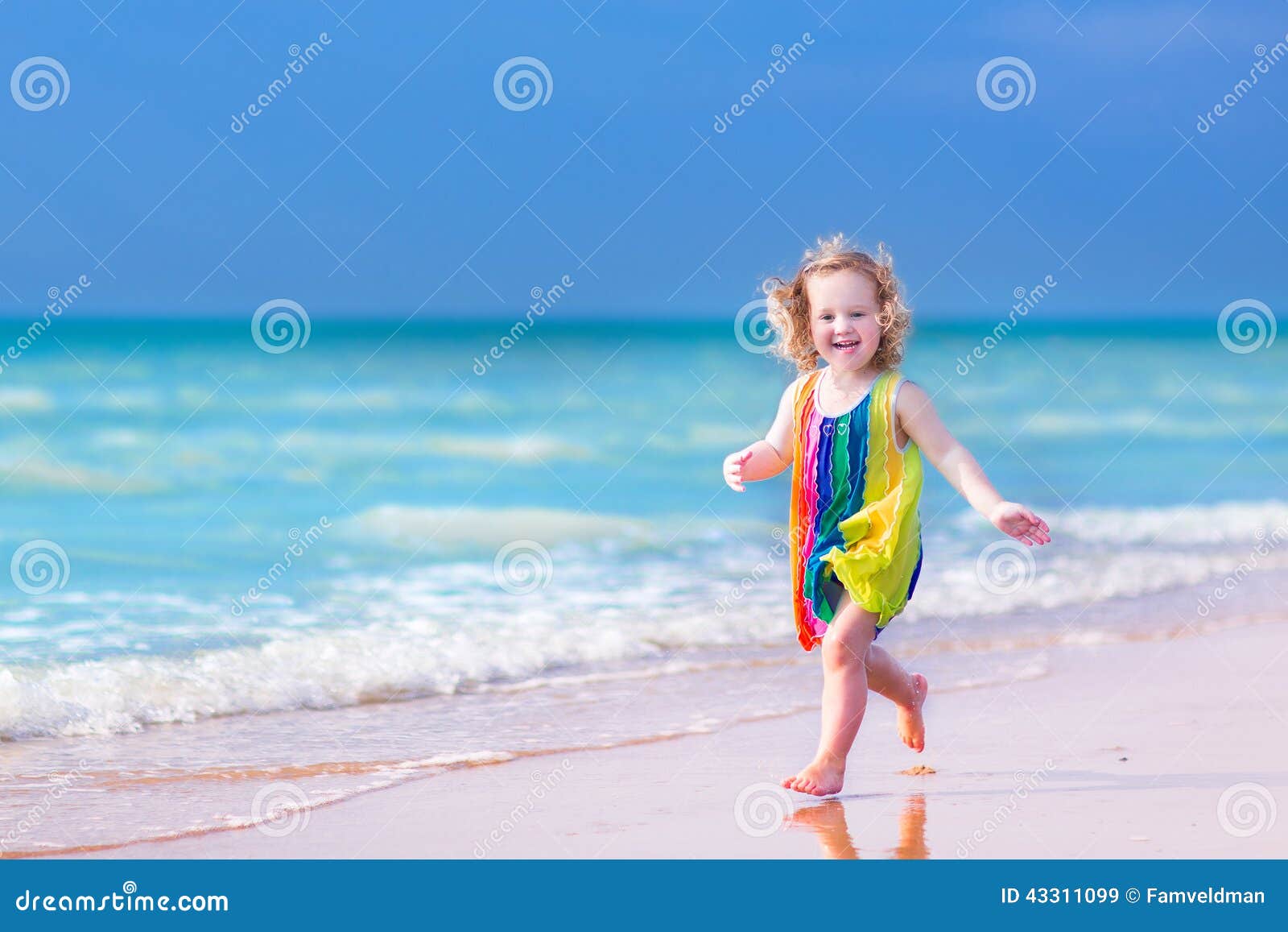 Petite Fille Courant Sur Une Plage Image stock - Image du mignon ...
