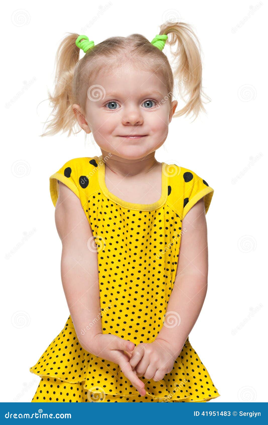 Petite Fille Dans La Robe Jaune Image stock - Image du adorable, fille ...