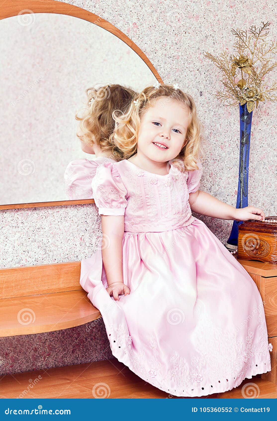 Petite Fille De Sourire S'asseyant Au Miroir Photo stock - Image du ... Petite Fille De Sourire S'asseyant Au Miroir Photo stock - Image du ...