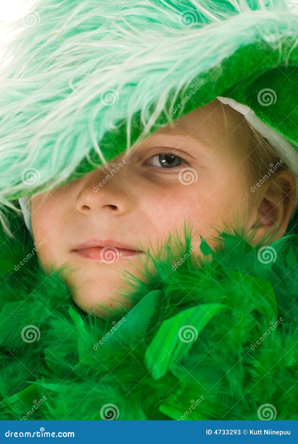 Petite fille en vert image stock. Image du verticale, branché - 4733293