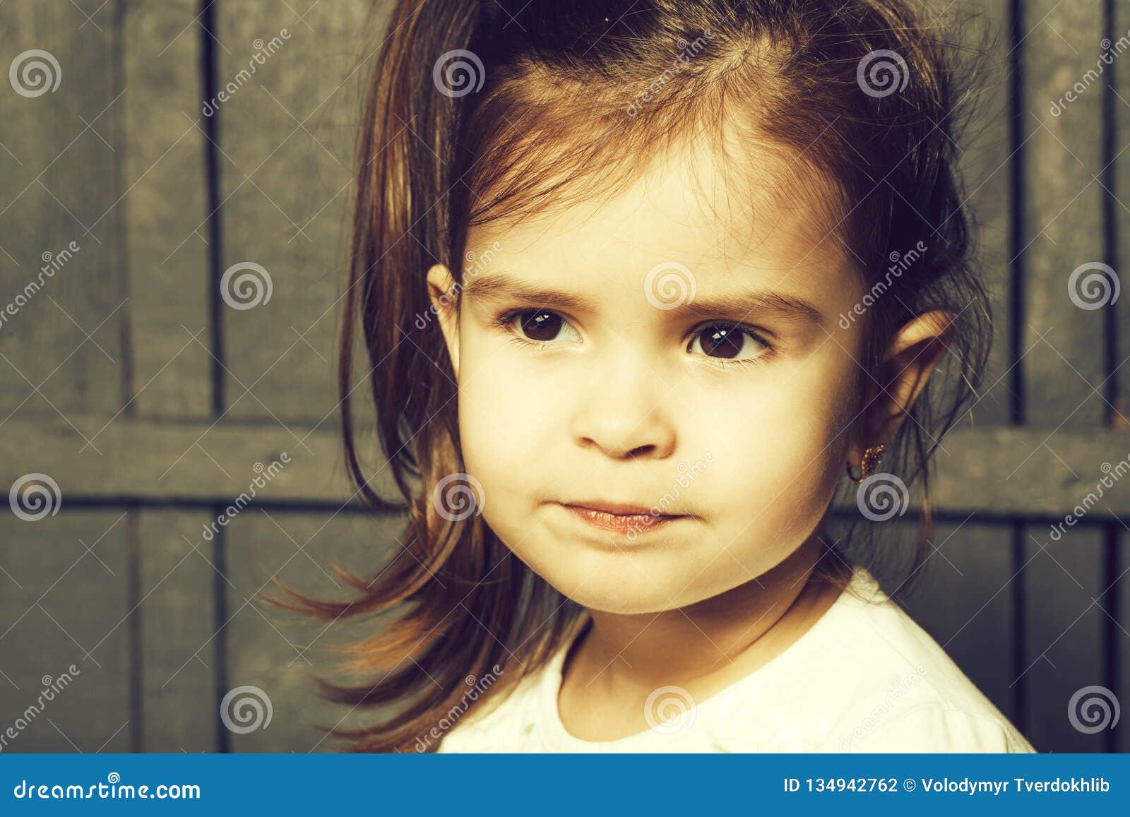 Petite Fille Faisant Des Visages Photo stock - Image du visage ...