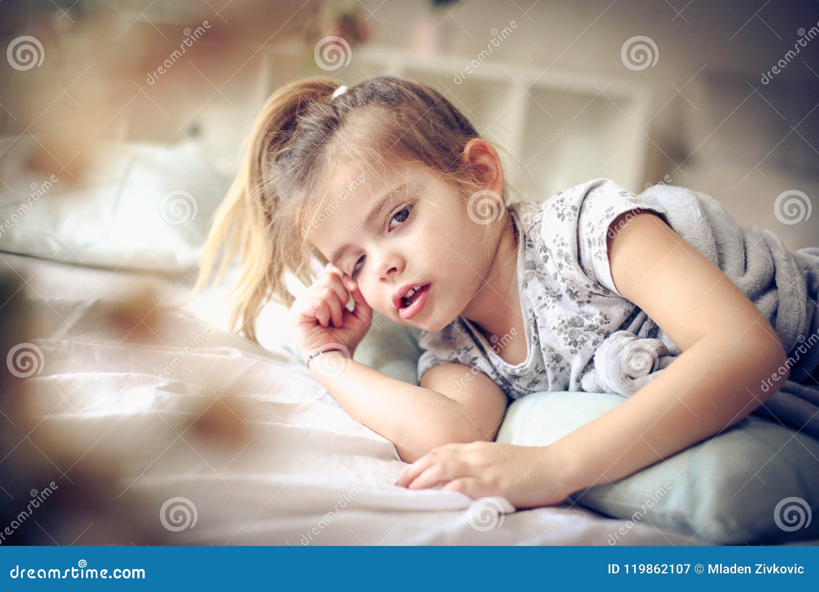 Petite fille fatiguée image stock. Image du jour, personne - 119862107