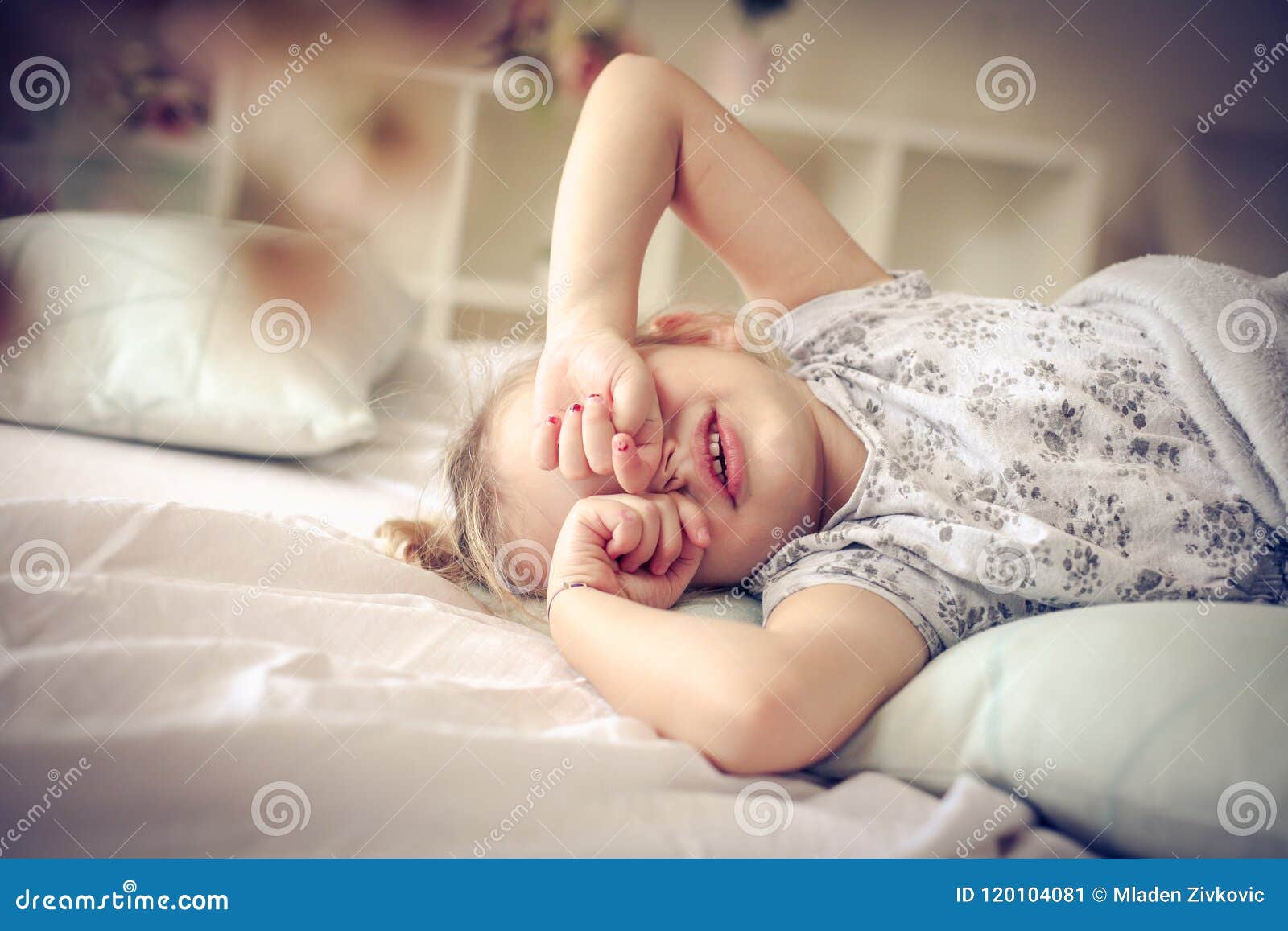 Petite fille fatiguée image stock. Image du gens, indoors - 120104081