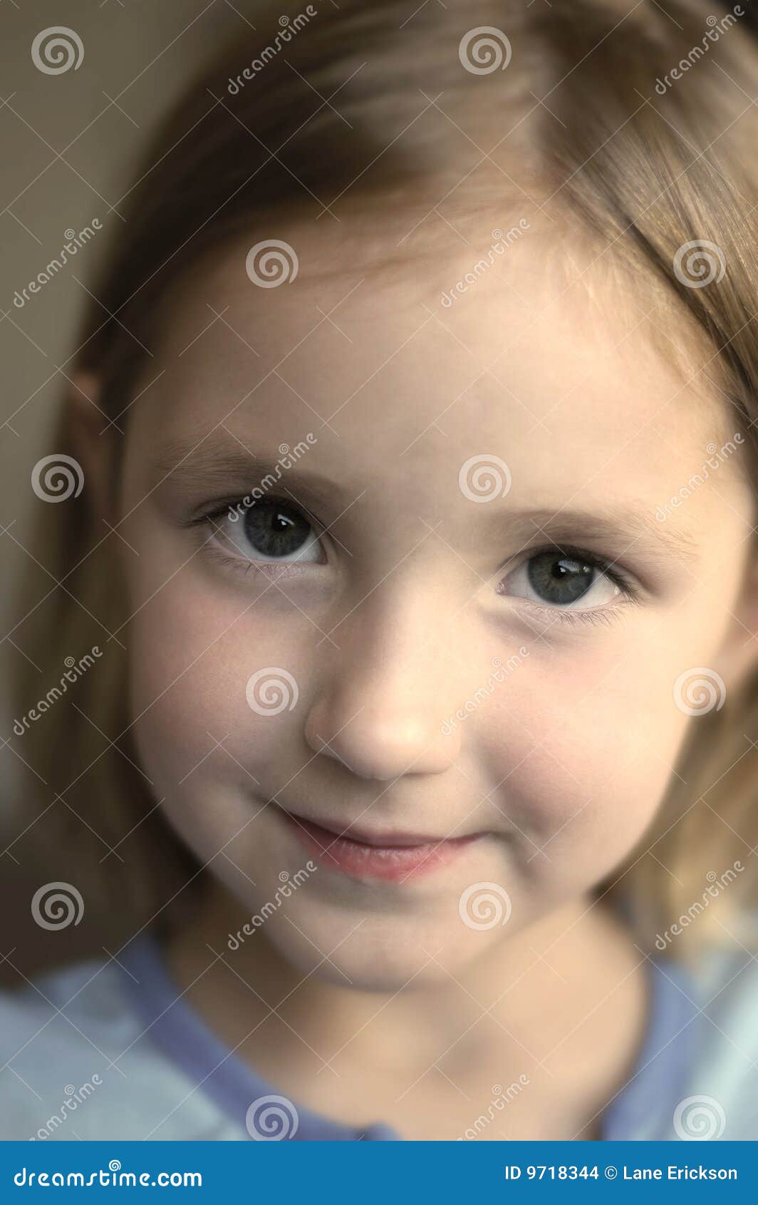 Petite Fille Heureuse Contente Photo stock - Image du séance, yeux: 9718344