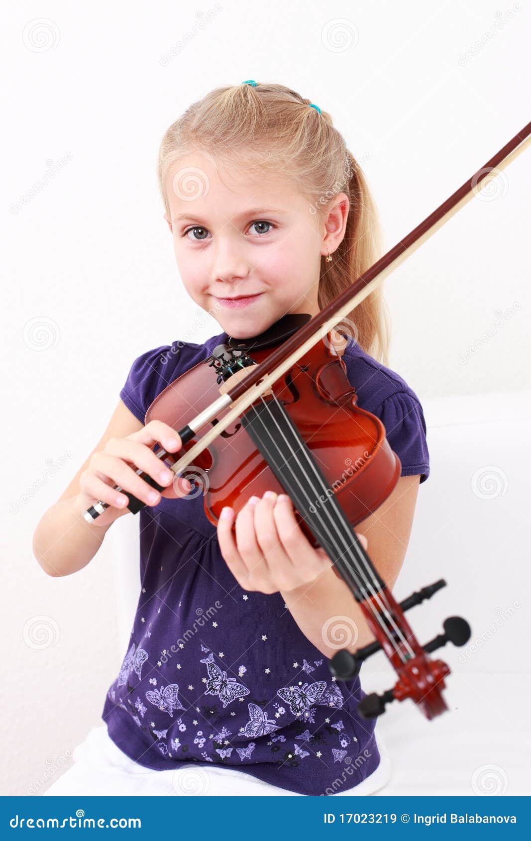 Petite Fille Jouant Le Violon Image stock - Image du orchestre, membres ...