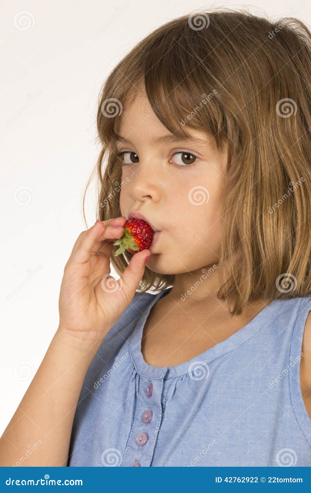 Petite Fille Mangeant La Fraise Photo stock - Image du regarder, franc ...