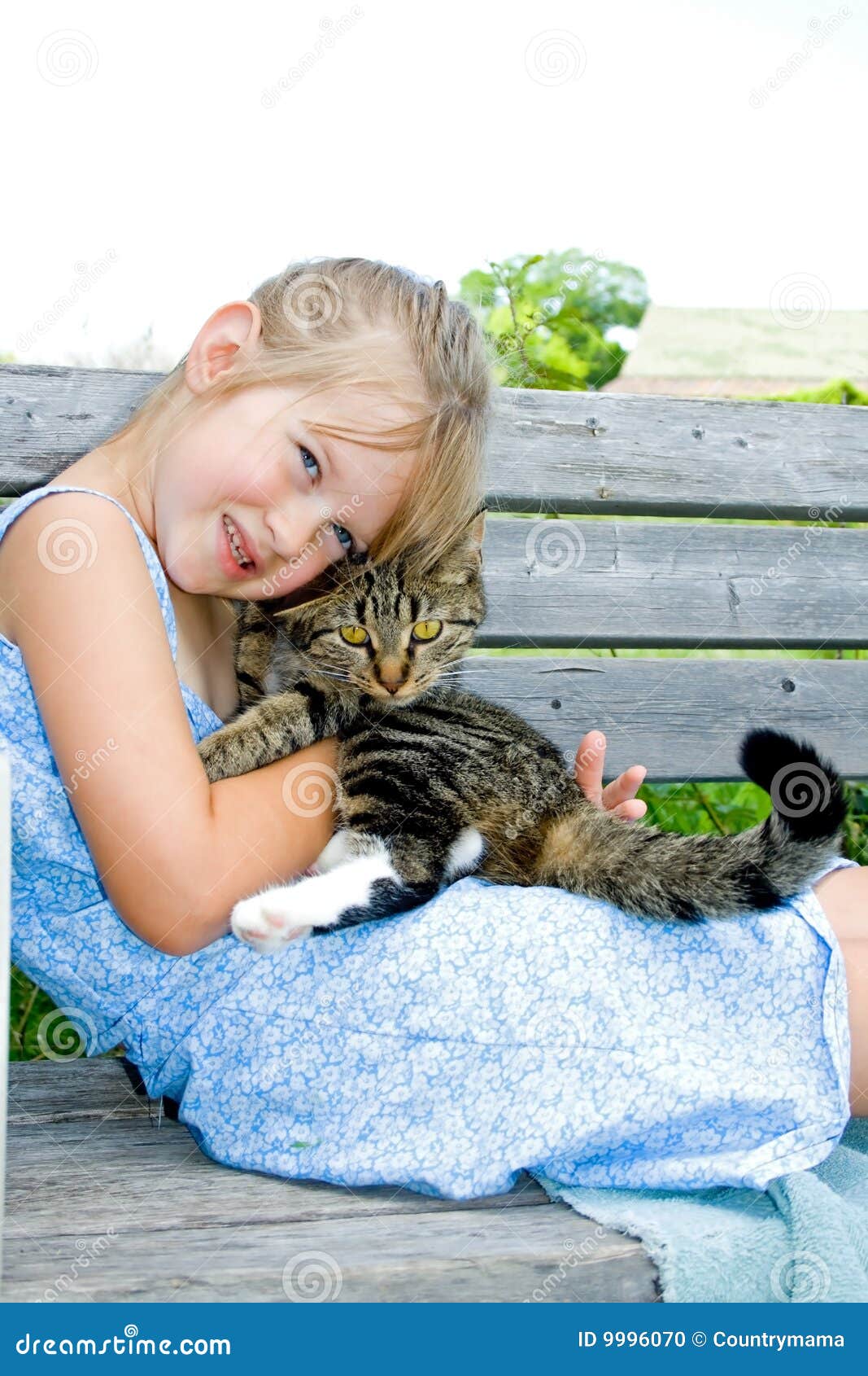 Petite Fille Mignonne Avec Son Chat. Photo stock - Image du minou ...