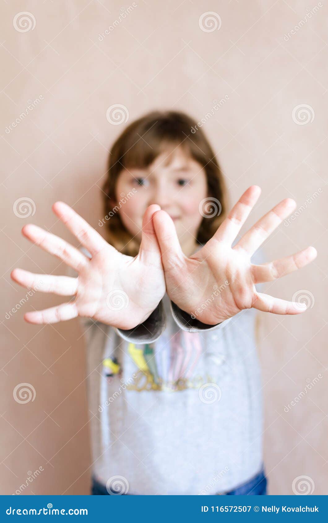 Petite Fille Montrant Dix Doigts Image stock - Image du attrayant ...