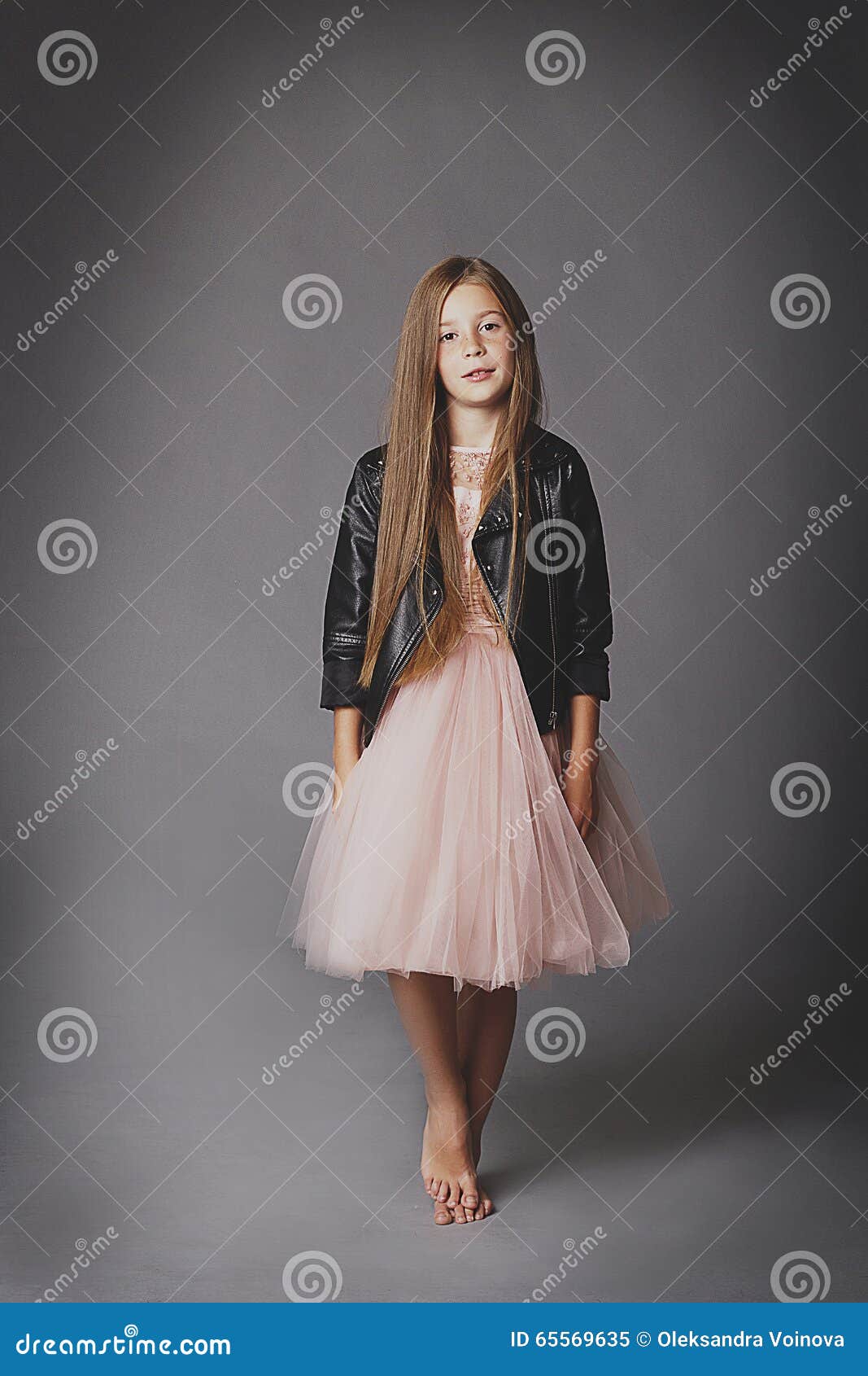 Petite Fille Posant Comme Un Mannequin Image stock - Image du tutu ...