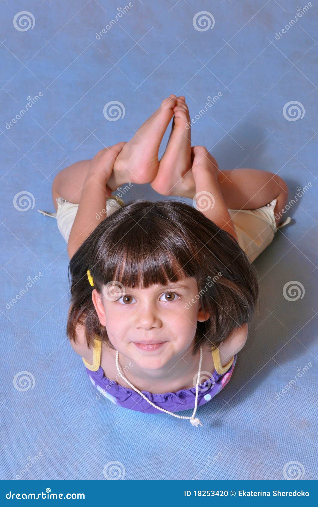 Petite Fille Posant Dans Le Studio Photo stock - Image du fond ...