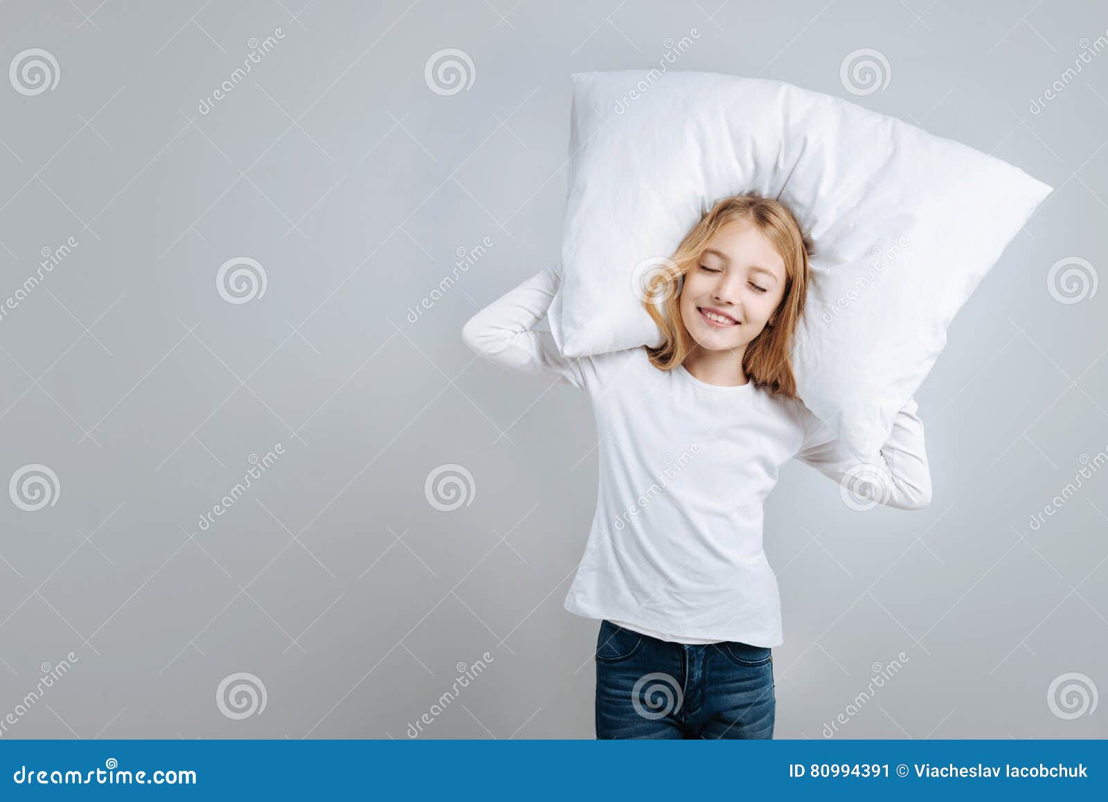 Petite Fille Positive Feignant Pour Dormir Image stock - Image du ...
