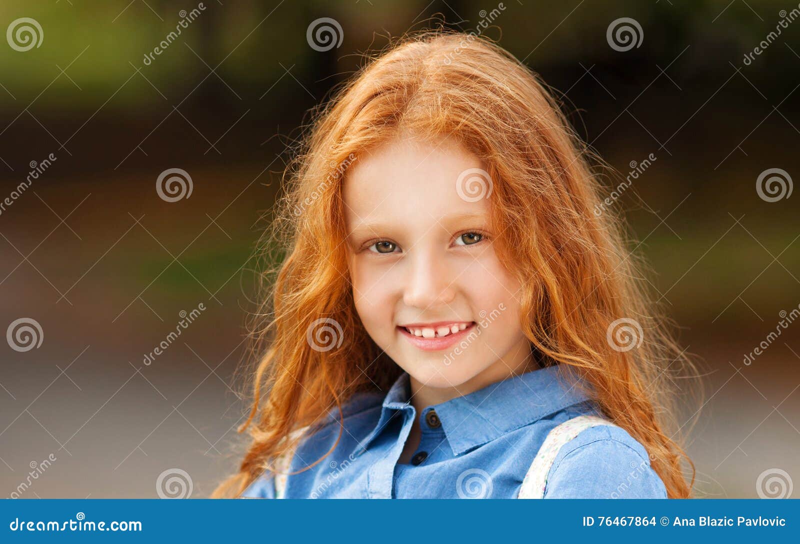 Petite fille rousse photo stock. Image du femelle, enfant - 76467864