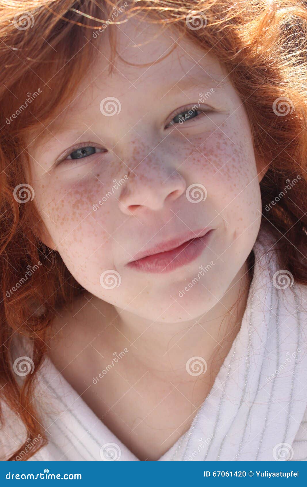 Petite Fille Rousse Heureuse ! Photo stock - Image du verticale ...