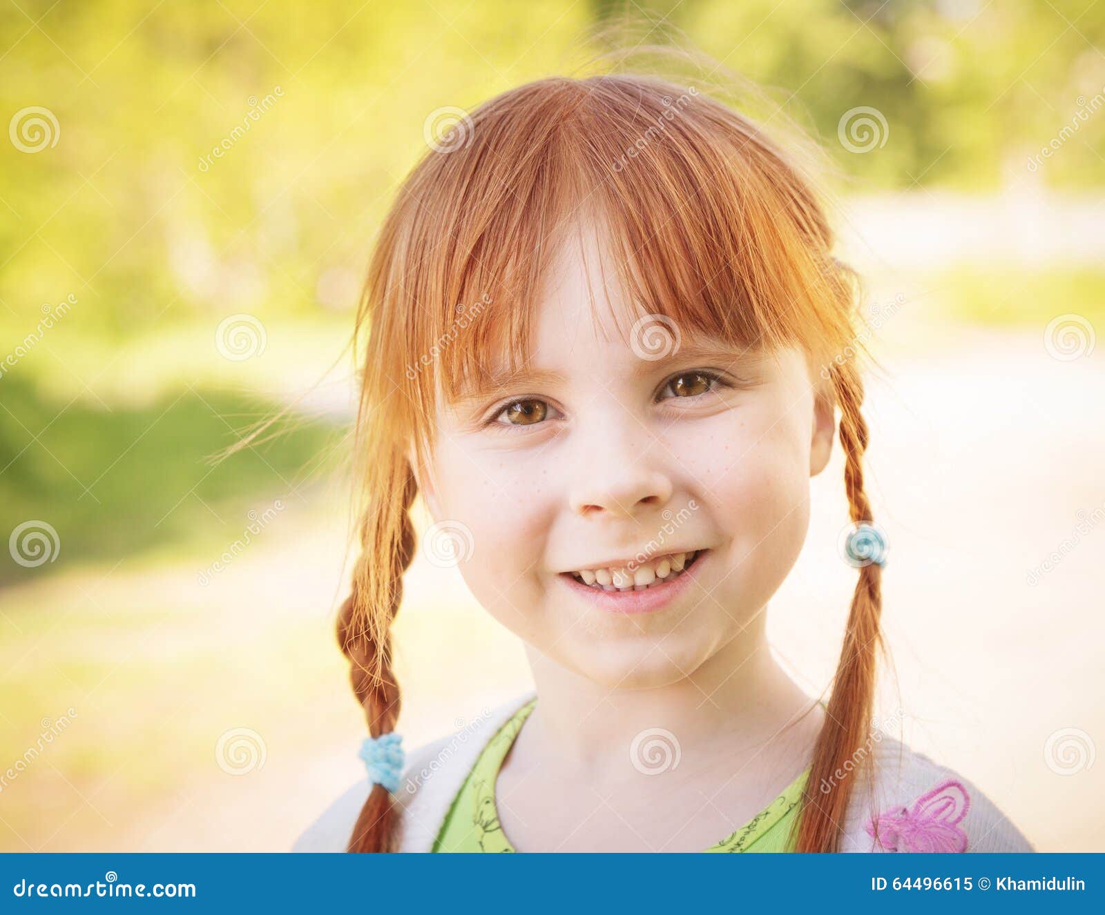 Petite Fille Rousse Mignonne Image stock - Image du gosse, enfant: 64496615