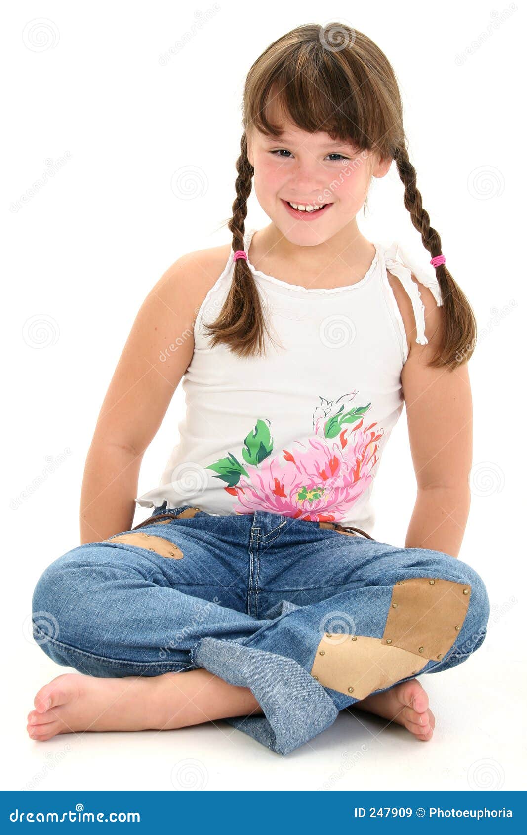 Petite Fille S'asseyant Nu-pieds Sur L'étage Blanc Image stock - Image ... Petite Fille S'asseyant Nu-pieds Sur L'étage Blanc Image stock - Image ...