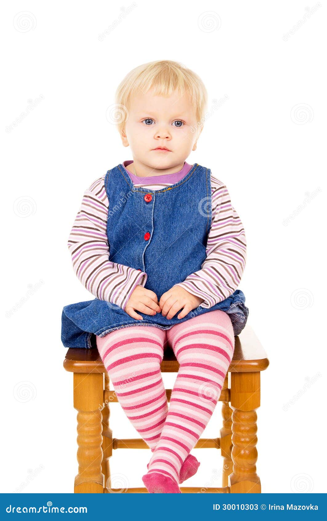 Petite Fille S'asseyant Sur Une Chaise Image stock - Image du expressif ... Petite Fille S'asseyant Sur Une Chaise Image stock - Image du expressif ...