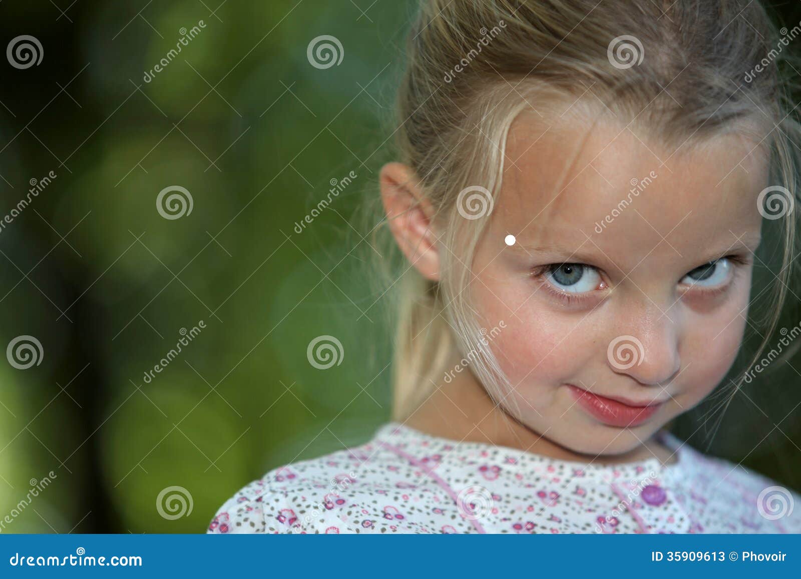 Petite Fille Semblant Timide Image stock - Image du mignon, sain: 35909613