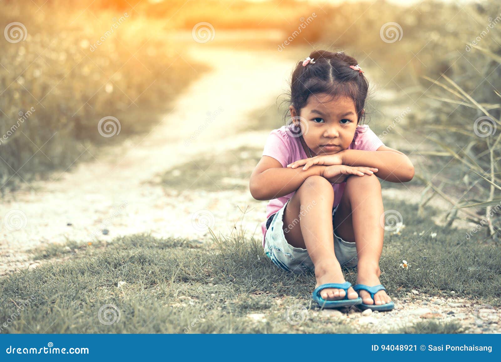 Petite Fille Seule Et Triste S'asseyant En Parc Image stock - Image du ... Petite Fille Seule Et Triste S'asseyant En Parc Image stock - Image du ...