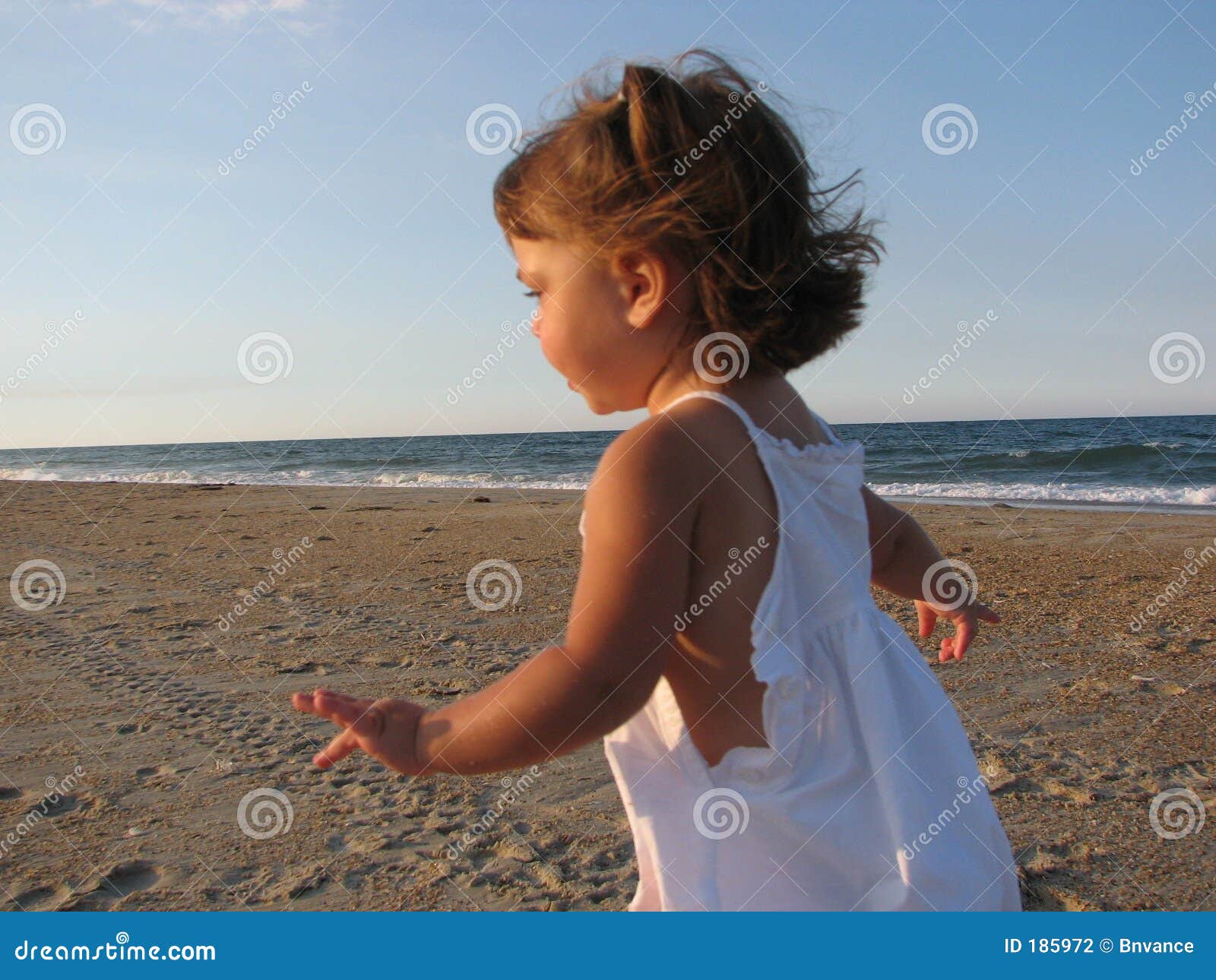 Petite fille sur la plage photo stock. Image du océan, fonctionnement ...