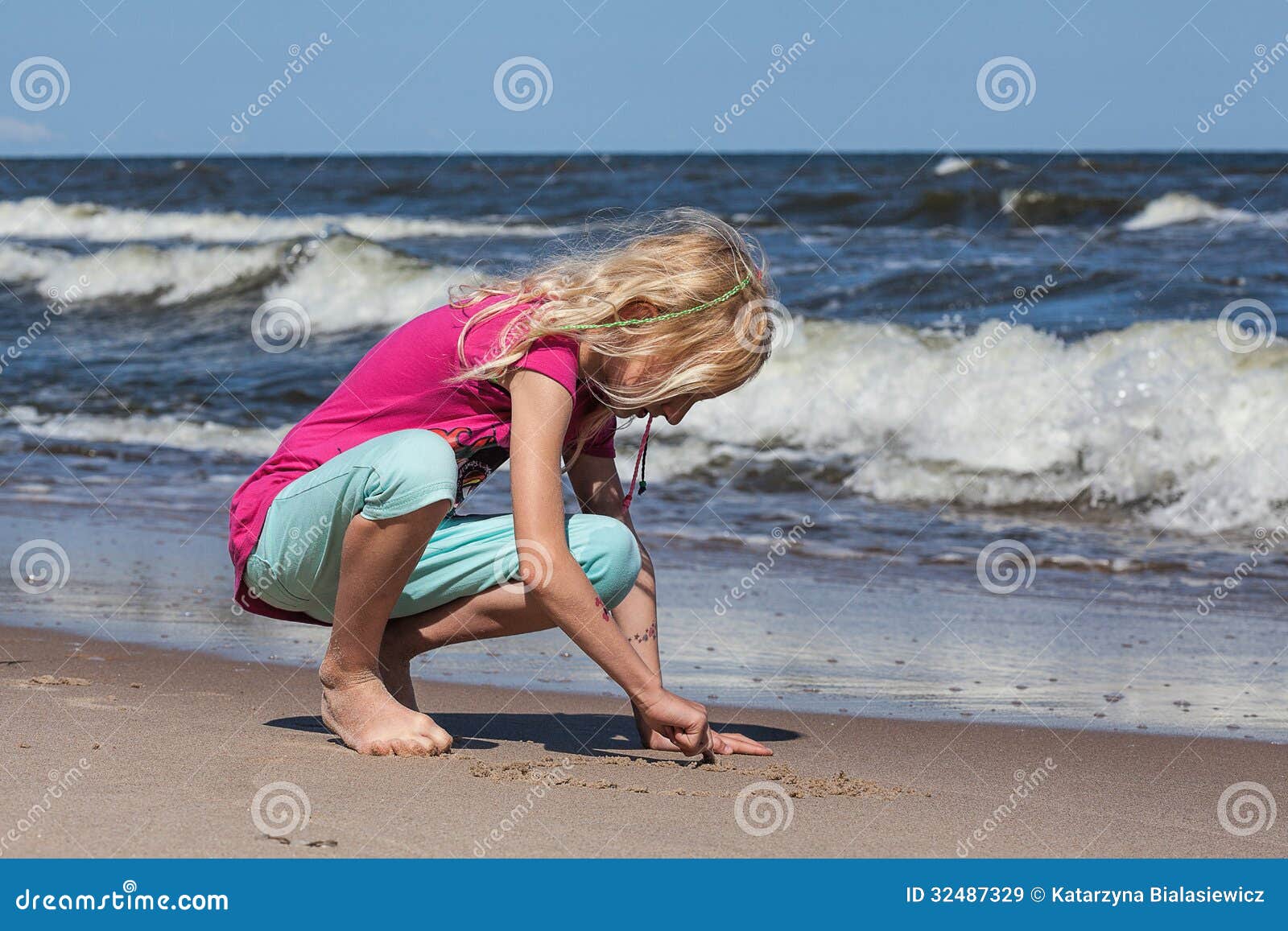 Petite fille sur la plage image stock. Image du rivage - 32487329