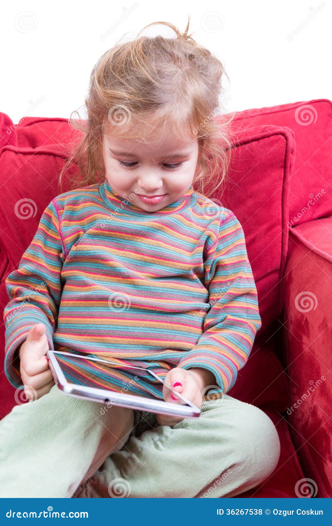 Petite Fille Timide Adorable Avec Un Tablette-PC Photo stock - Image of ...