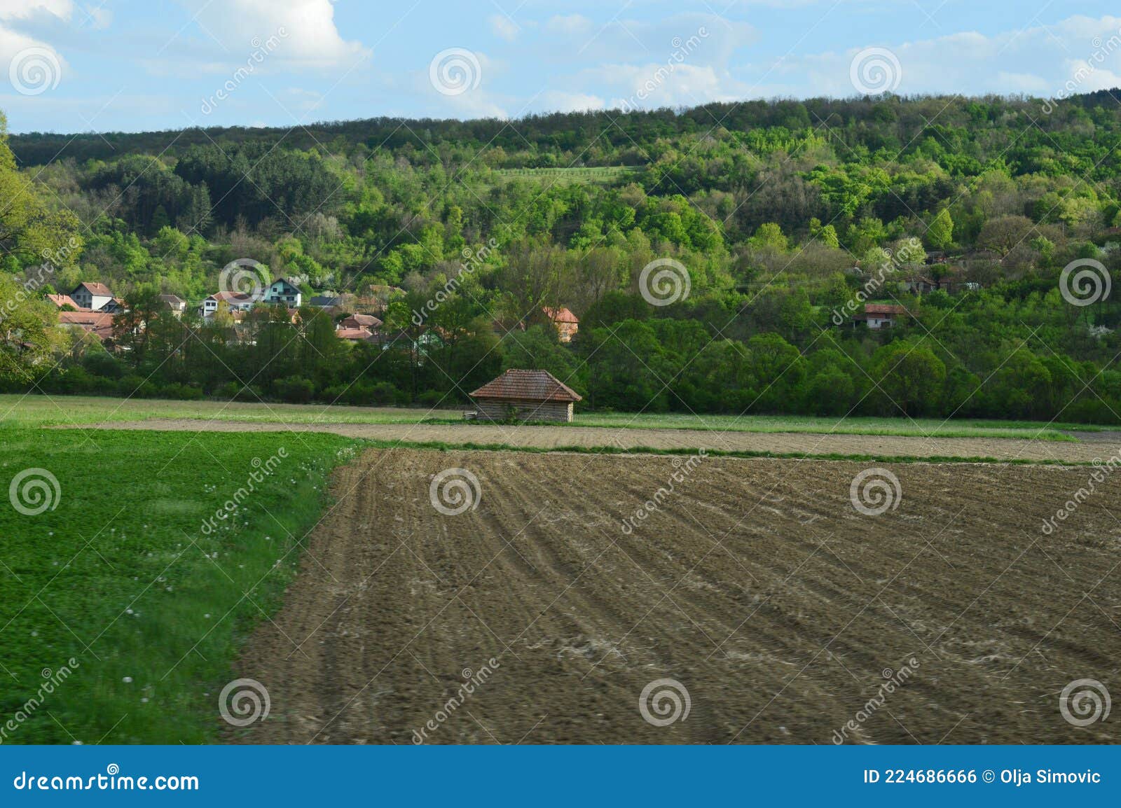 Petite Maison De Campagne Dans Un Champ Photo stock - Image of pays ...