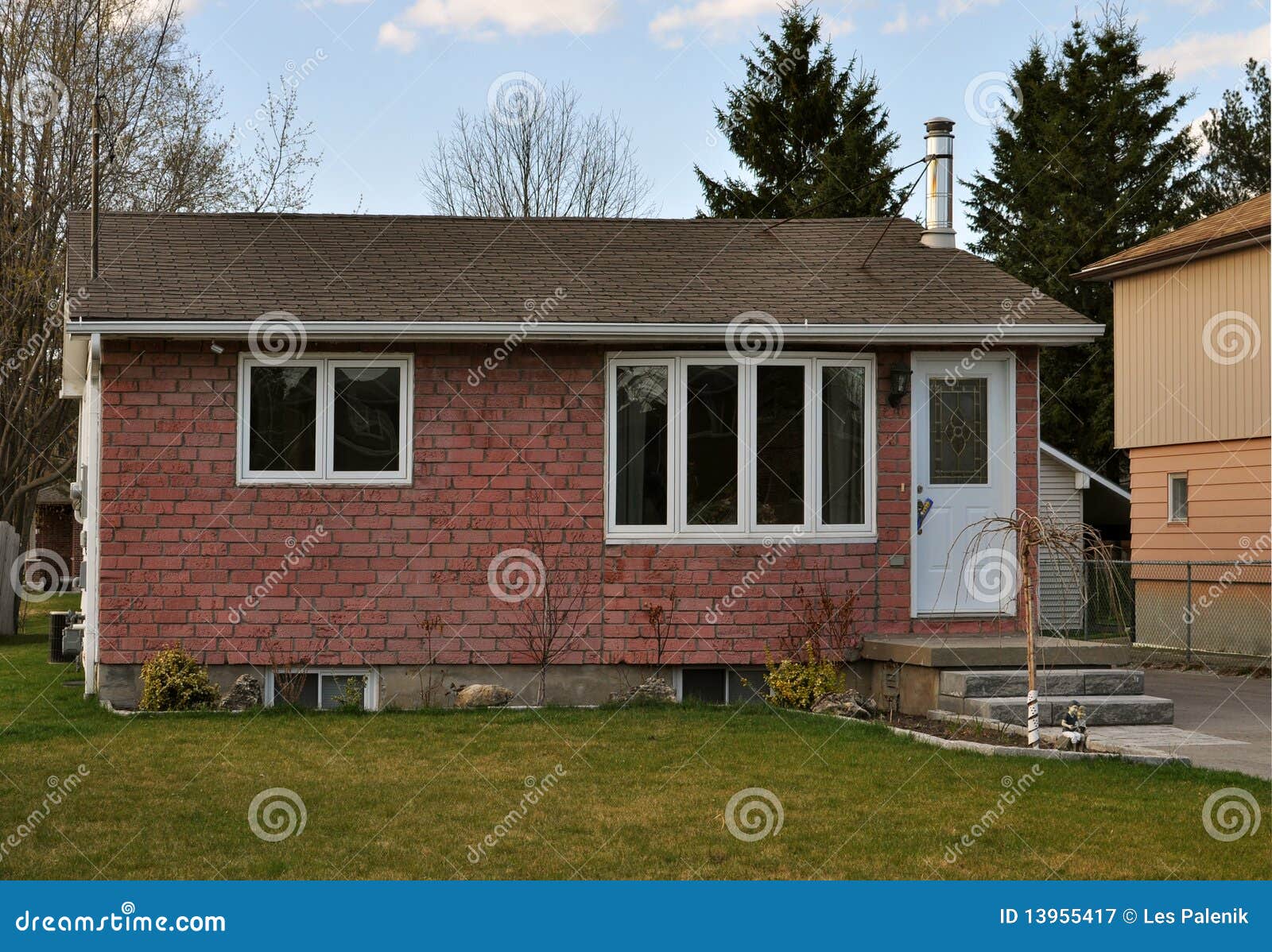 Petite maison simple image stock. Image du ciel, home - 13955417