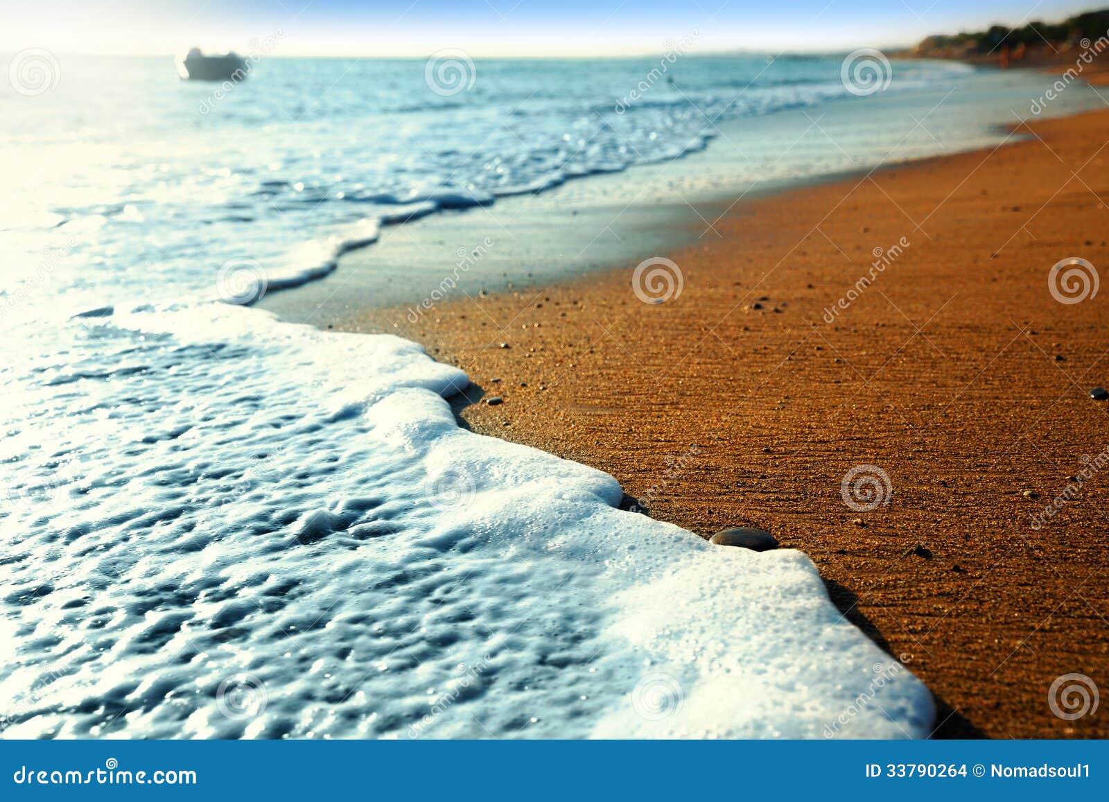 Petites Vagues Sur La Plage Photo stock - Image du littoral, jour: 33790264