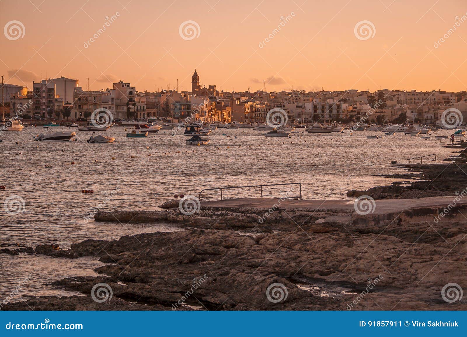 Petits Bateaux Dans Le Port Au Coucher Du Soleil Image stock - Image du ...
