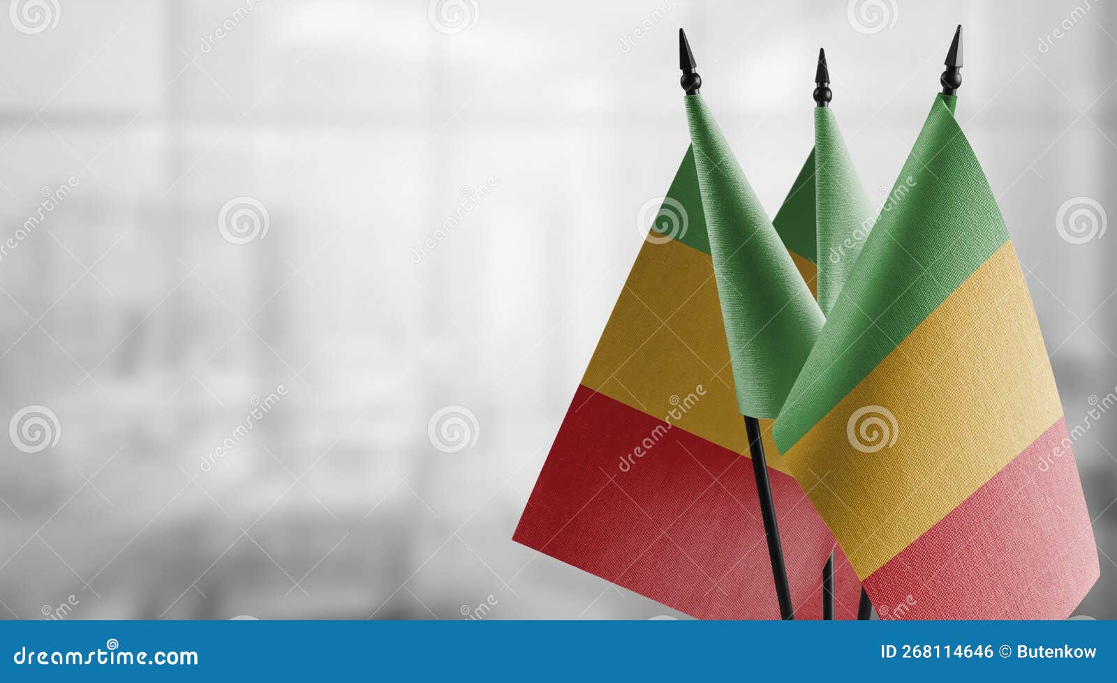 Petits Drapeaux Du Mali Sur Fond Flou Abstrait Photo stock - Image du ...