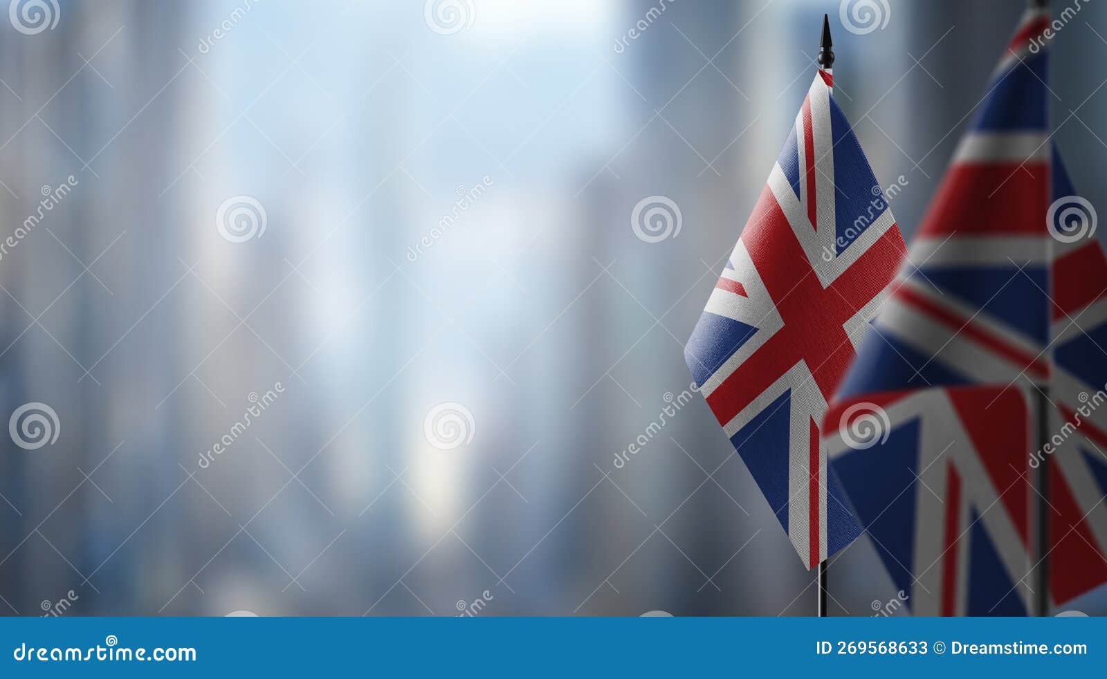 Petits Drapeaux Du Royaume-uni Sur Fond Flou Abstrait Image stock ...