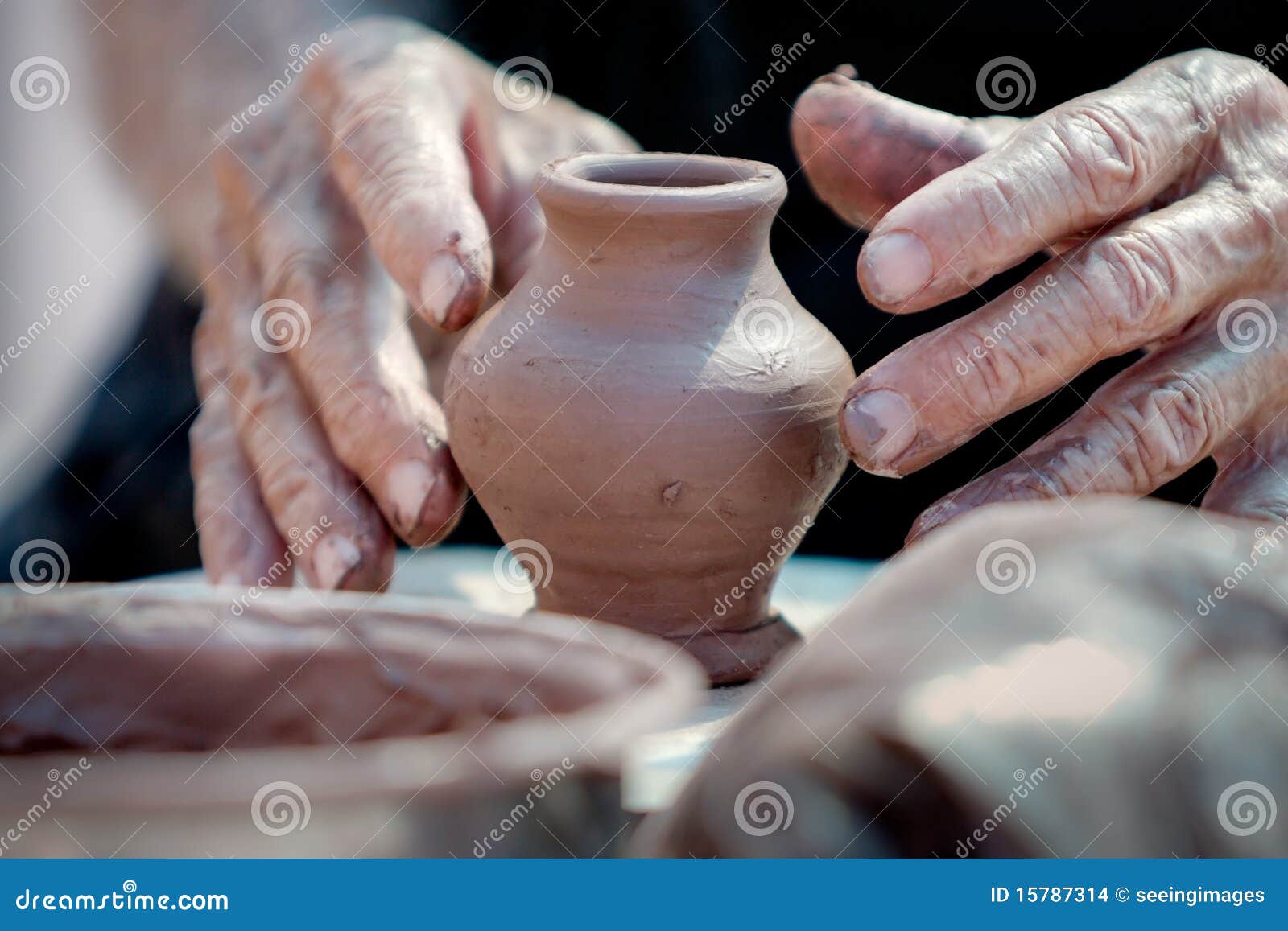 Petits Vase Et Mains D'un Potier Photo stock - Image of connaissance ...