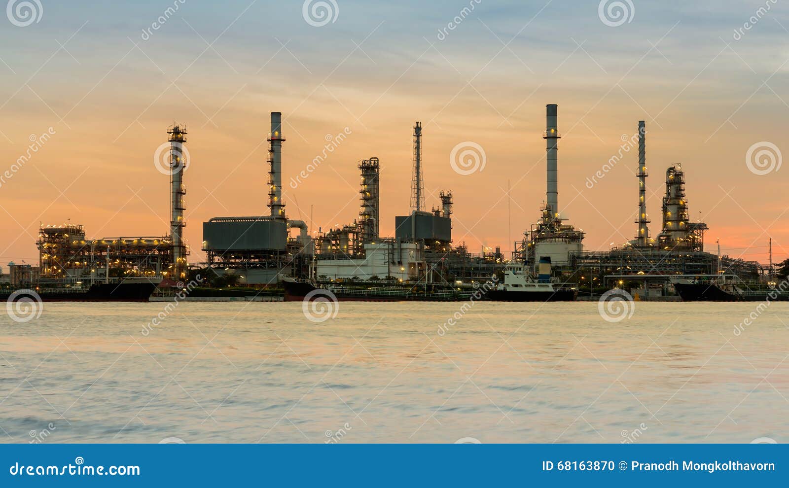 Petrochemical Refinery Waterfront Stock Photo - Image of pollutant ...