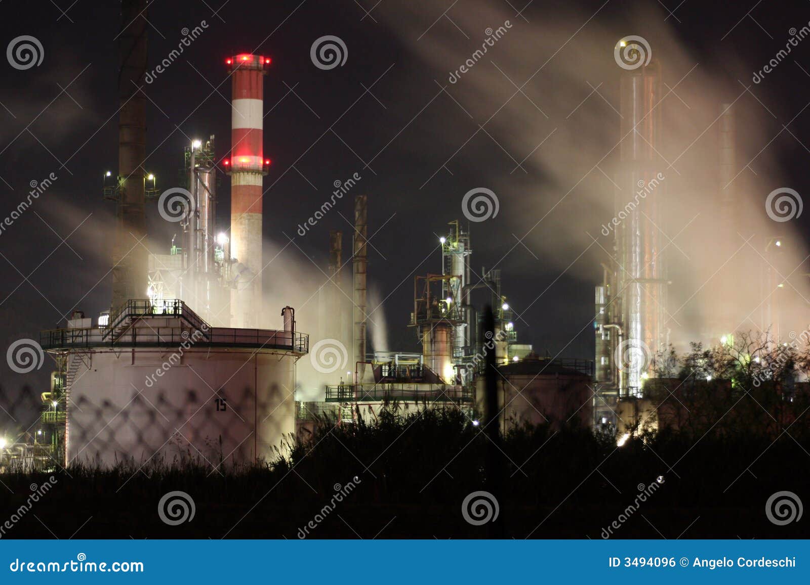 Petrochemische Raffinaderij Stock Foto - Image of raffinaderij, ecoloog ...