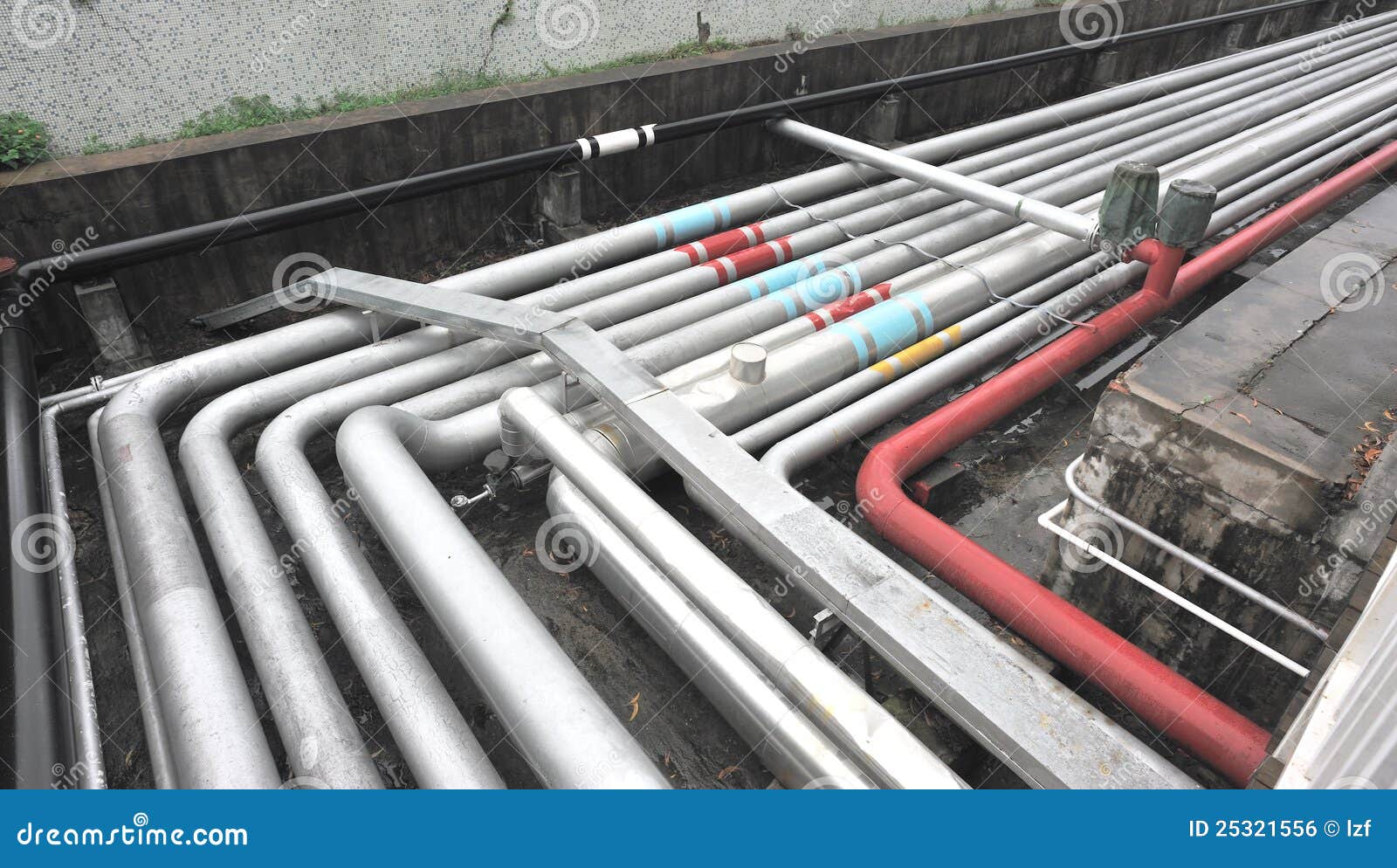 Petroleum pipeline stock photo. Image of outdoor, pipe - 25321556