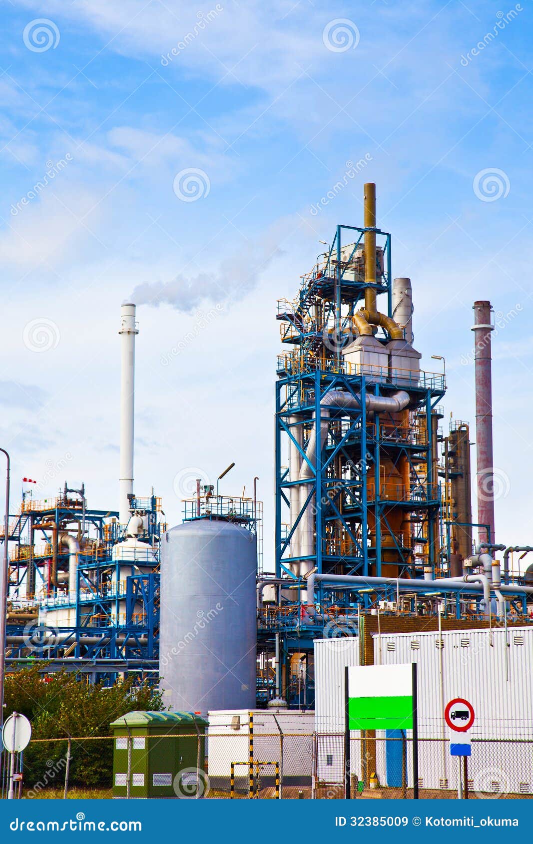 Petroleum refinery stock image. Image of piping, equipment - 32385009