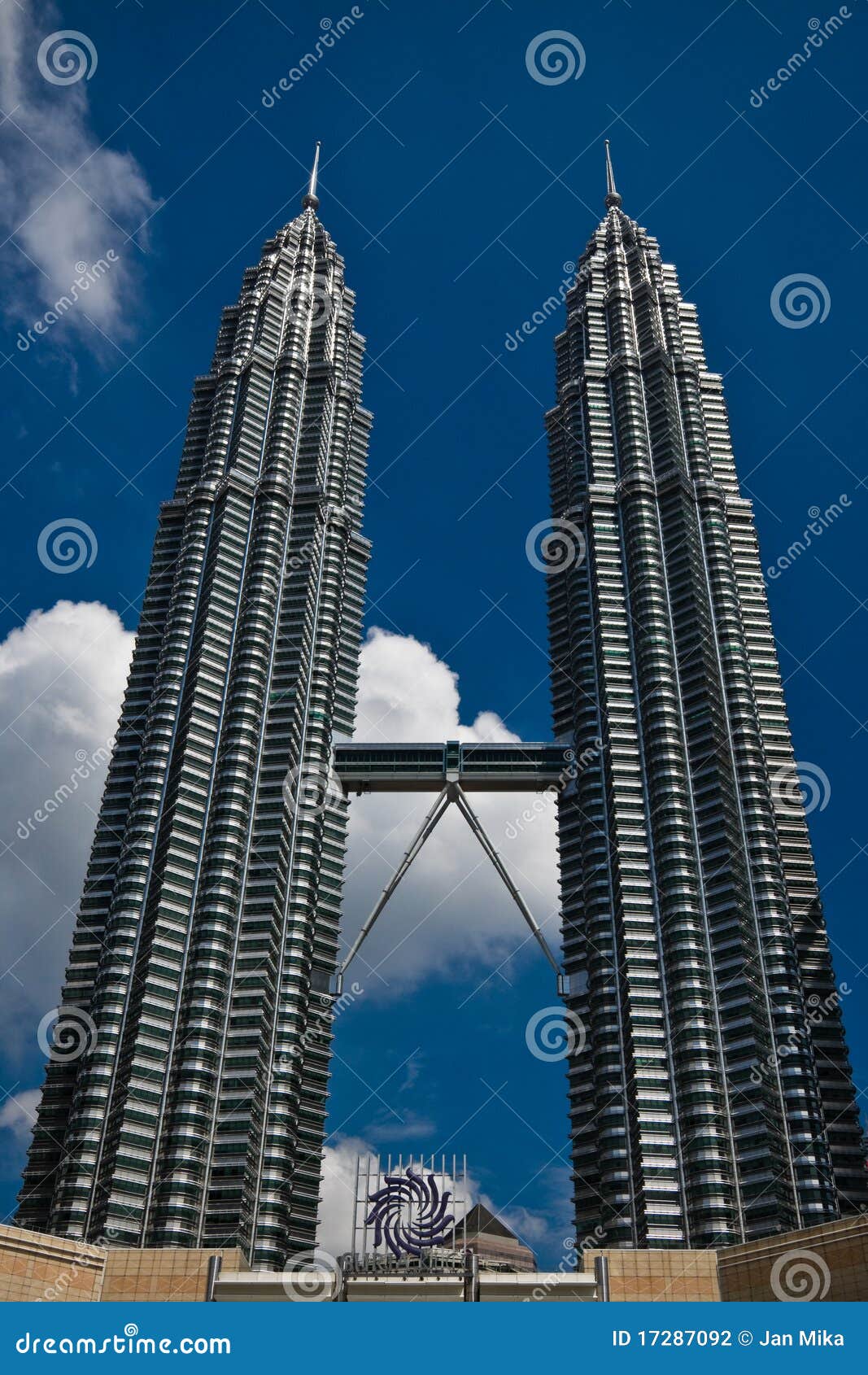 Petronas Twin Towers editorial photography. Image of asian - 17287092