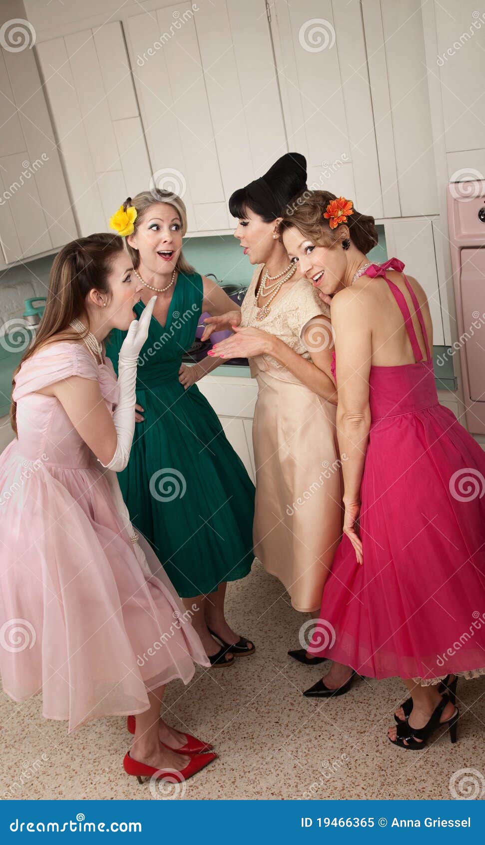 Pettegolezzi delle donne immagine stock. Immagine di pettegolezzo ...