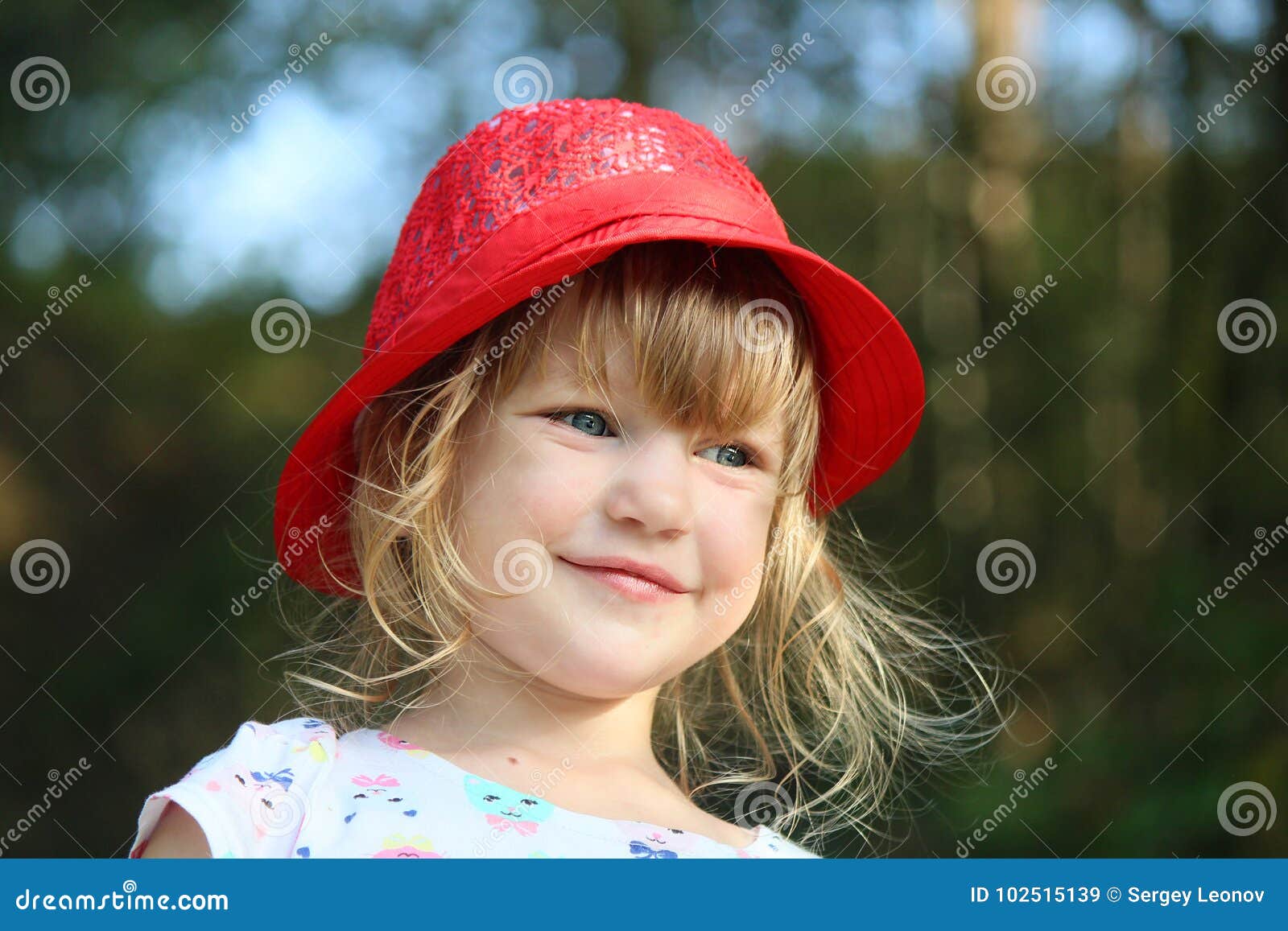 Peu de capuchon rouge image stock. Image du expressif - 102515139