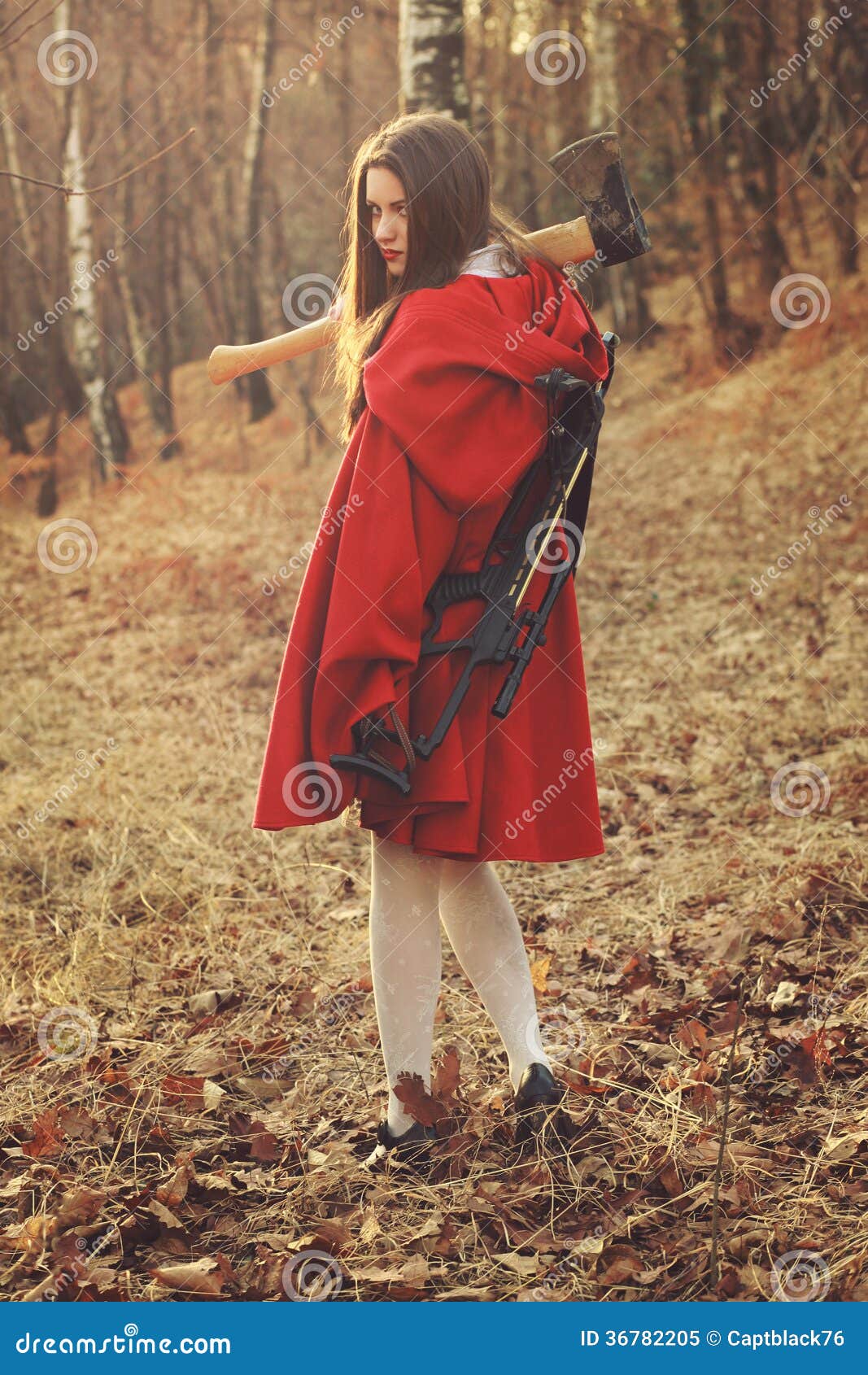 Peu De Capuchon Rouge Posant Avec La Hache Image stock - Image du fée ...