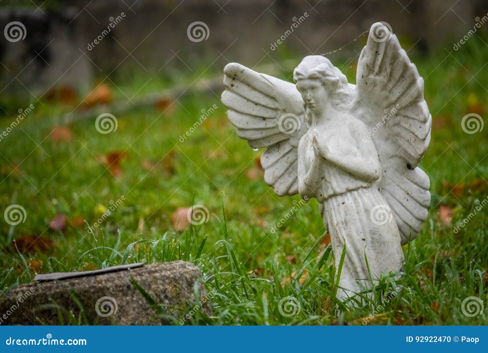 Peu de figurine d'ange photo stock. Image du automne - 92922470