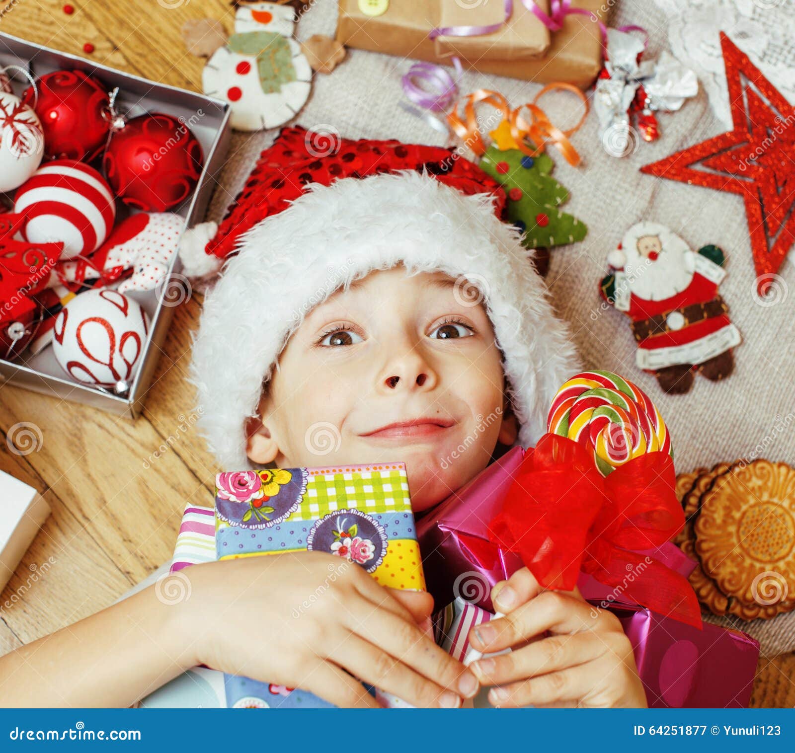 Peu Enfant Mignon Dans Le Chapeau Rouge De Santa Avec Fait Main Image