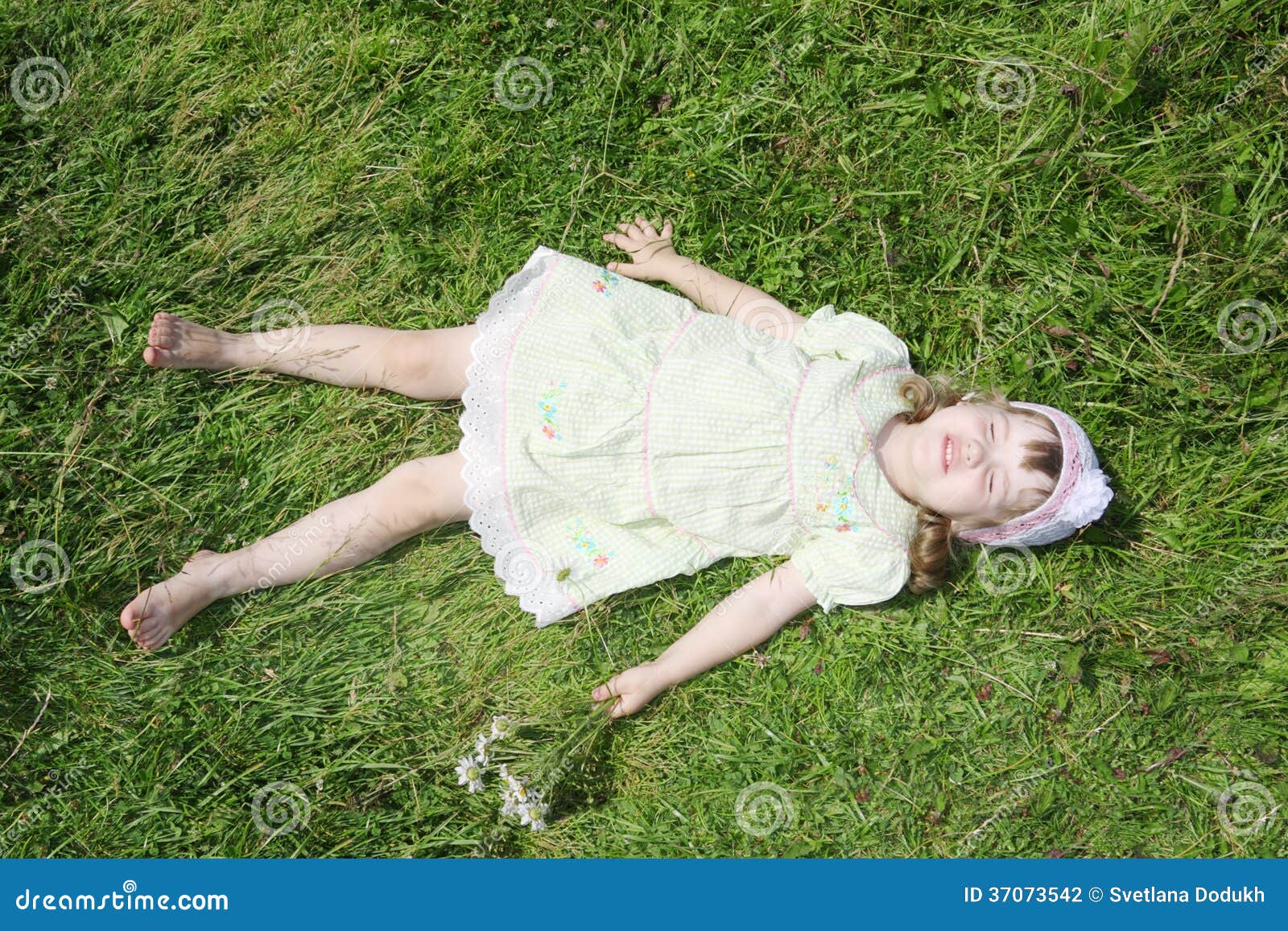 Peu Fille Aux Pieds Nus Se Trouve Sur Lherbe Verte Du Pré Photo Stock