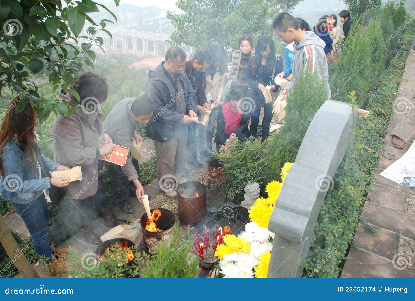 Peuple Chinois De Balayage De Tombeau Image stock éditorial - Image du ...