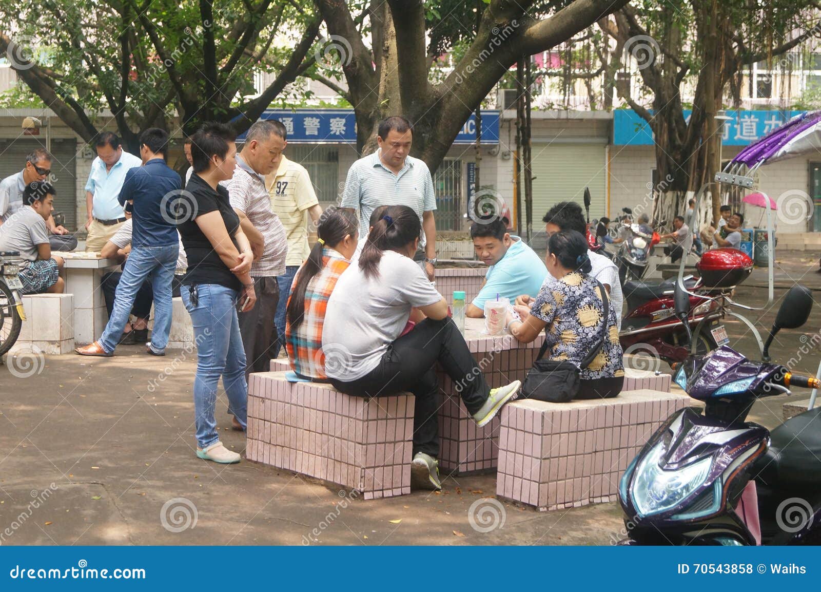 Peuple Chinois Jouant Des Cartes En Parc Photo stock éditorial - Image ...