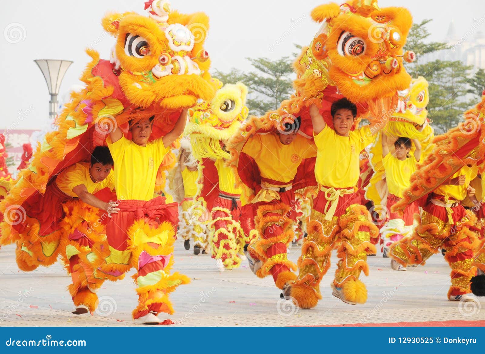 Peuple Chinois Jouant La Danse De Lion Image éditorial - Image du blanc ...