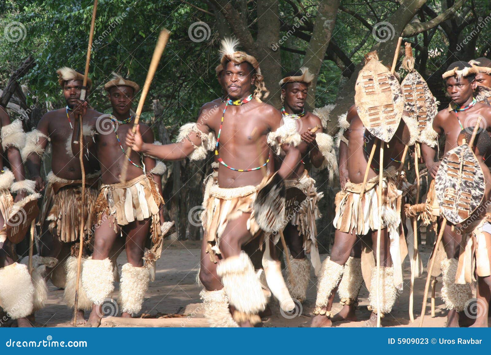Peuple de l'Afrique photo stock éditorial. Image du indigène - 5909023