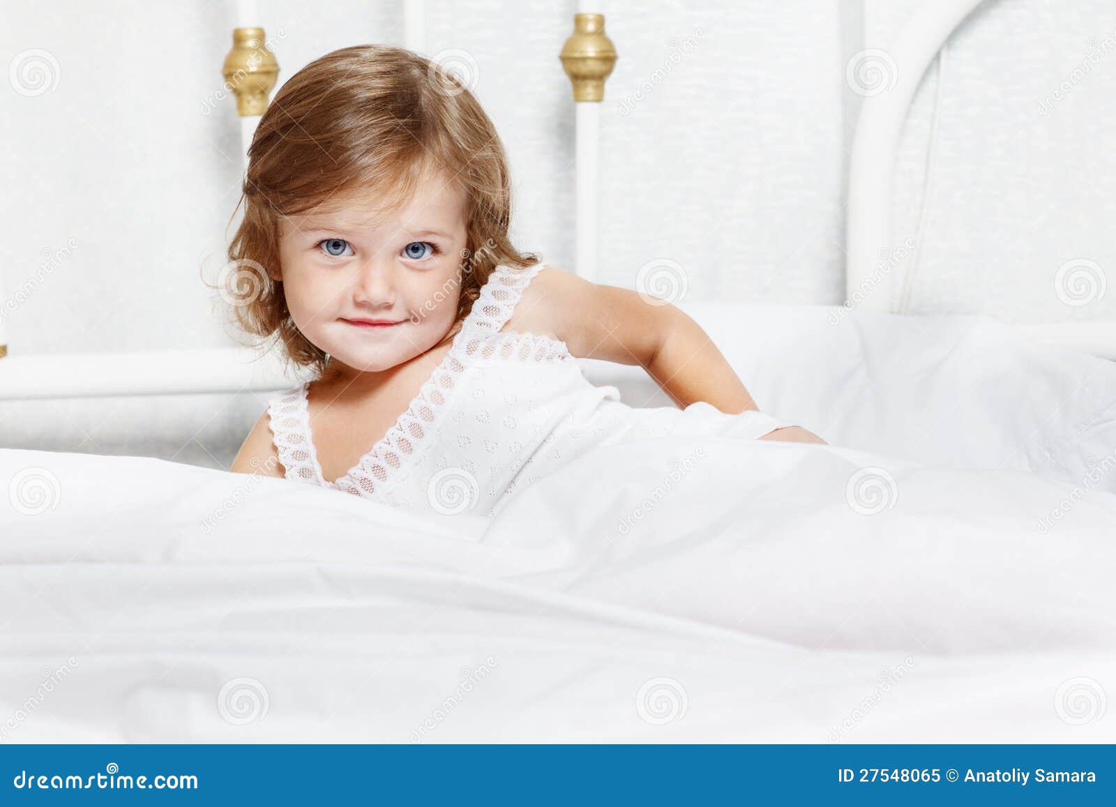 Peuter Omvat Met Witte Deken Stock Afbeelding - Image of meisje ...