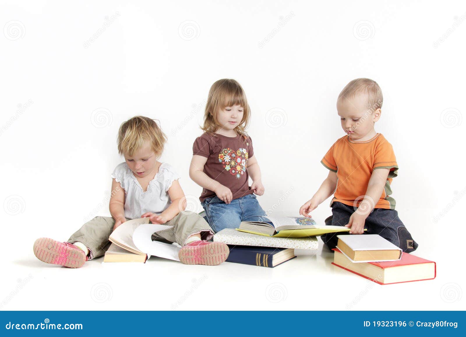 Peuters die boeken lezen stock foto. Image of kinderjaren - 19323196